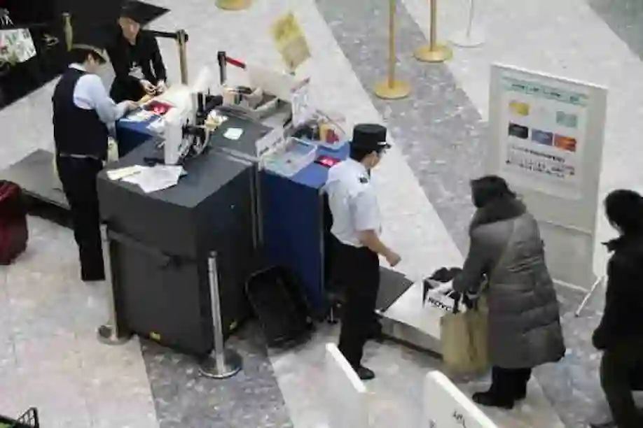 Airport Security Guard: Roles, Responsibilities, and Training - Skill ...